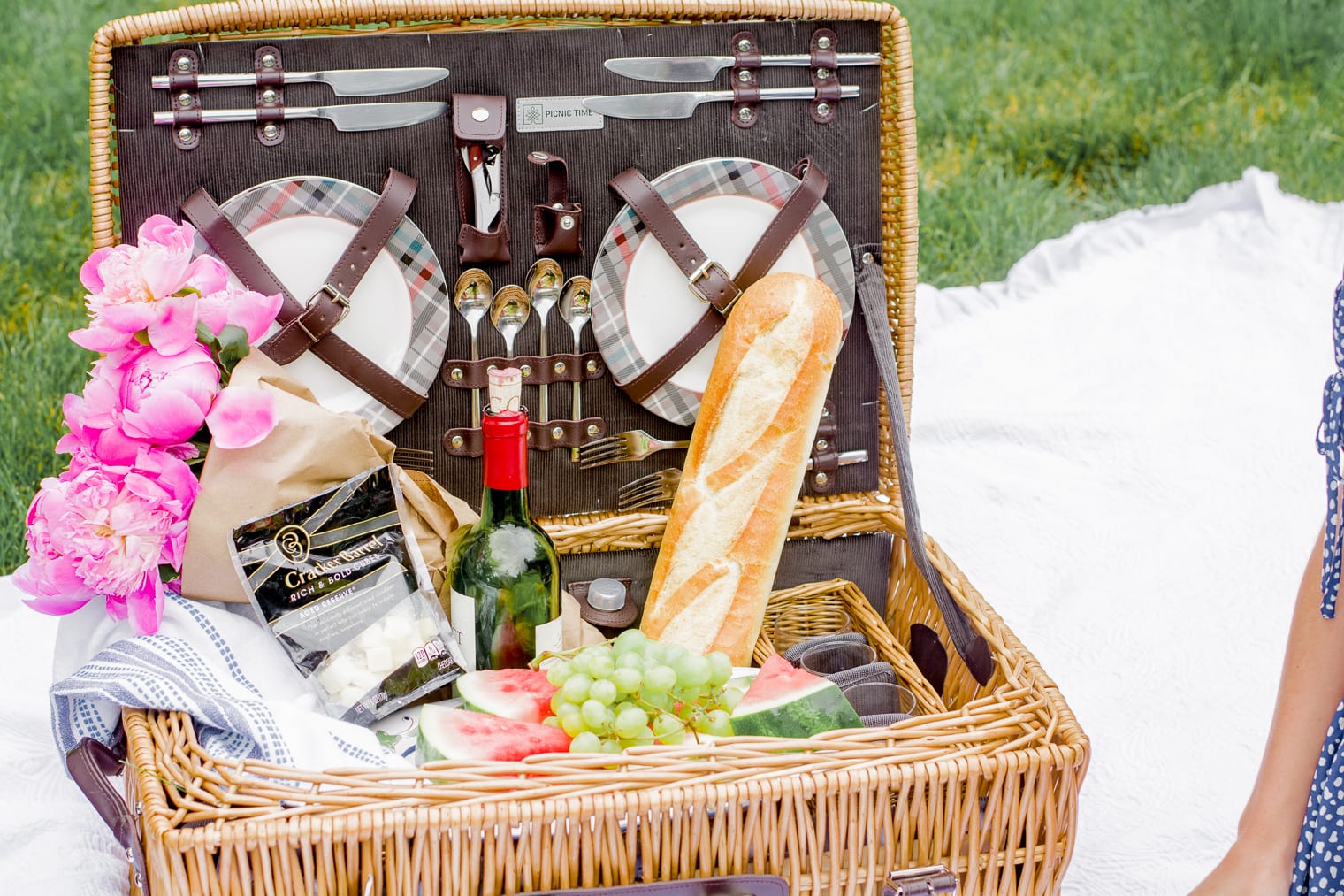 What To Bring To A Picnic: An Easy Picnic Packing List