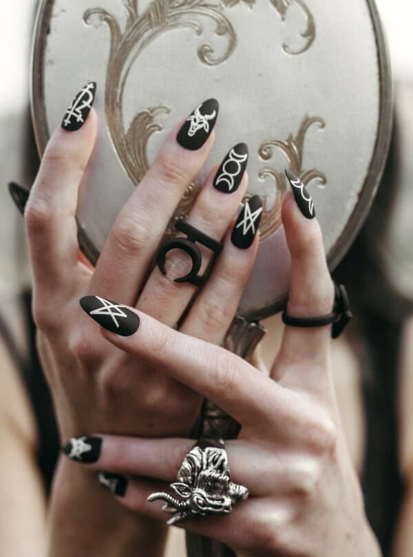 45+ Edgy Goth & Grunge Black Nails For A Dramatic Look