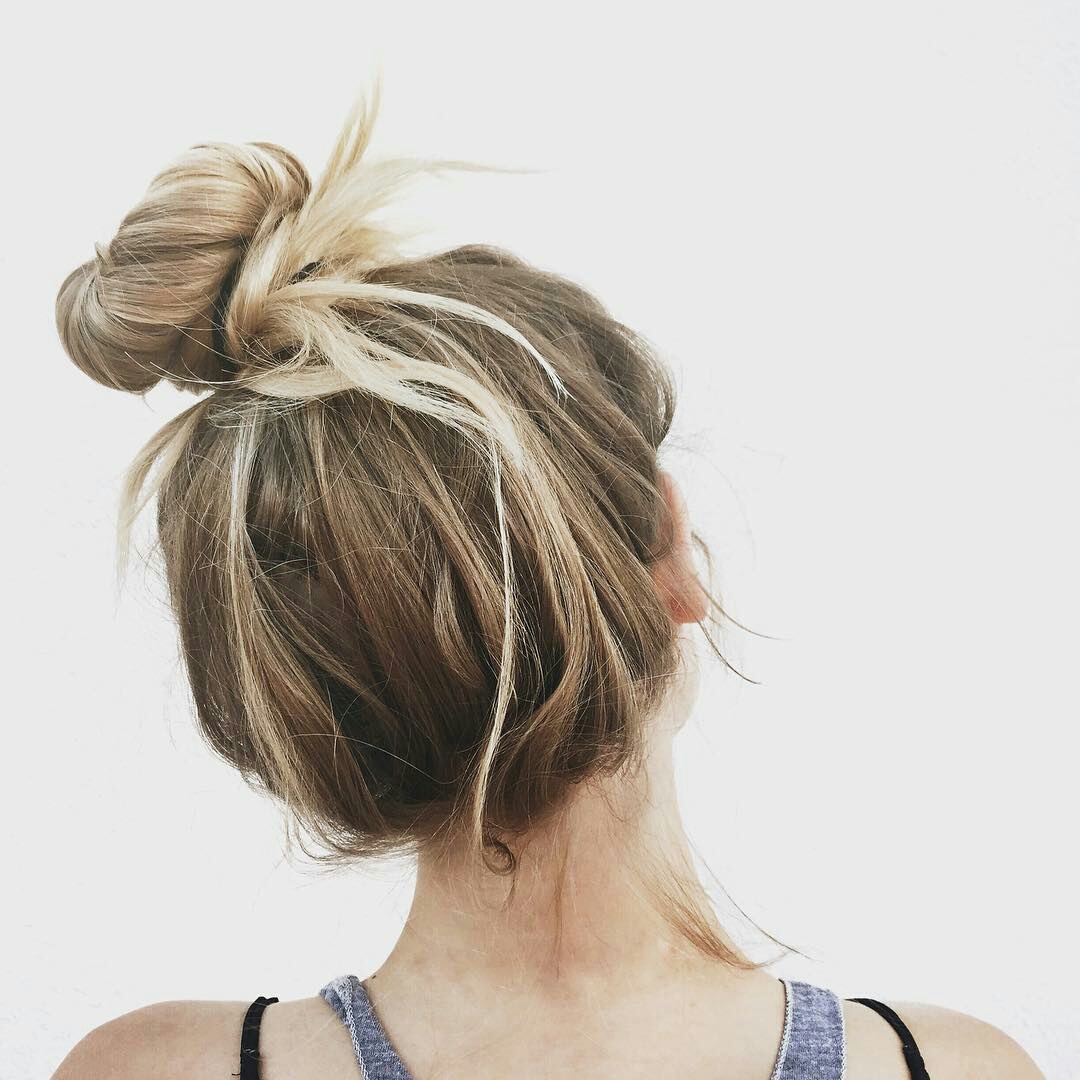 30+ Messy Bun Hairstyles That Are Easy To Do For Every Hair Type