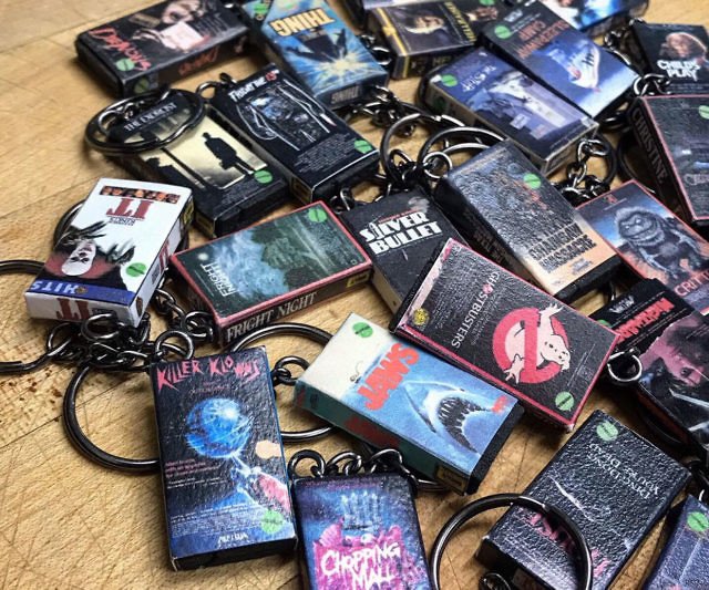 miniature-vhs-horror-movie-keychains-640x533