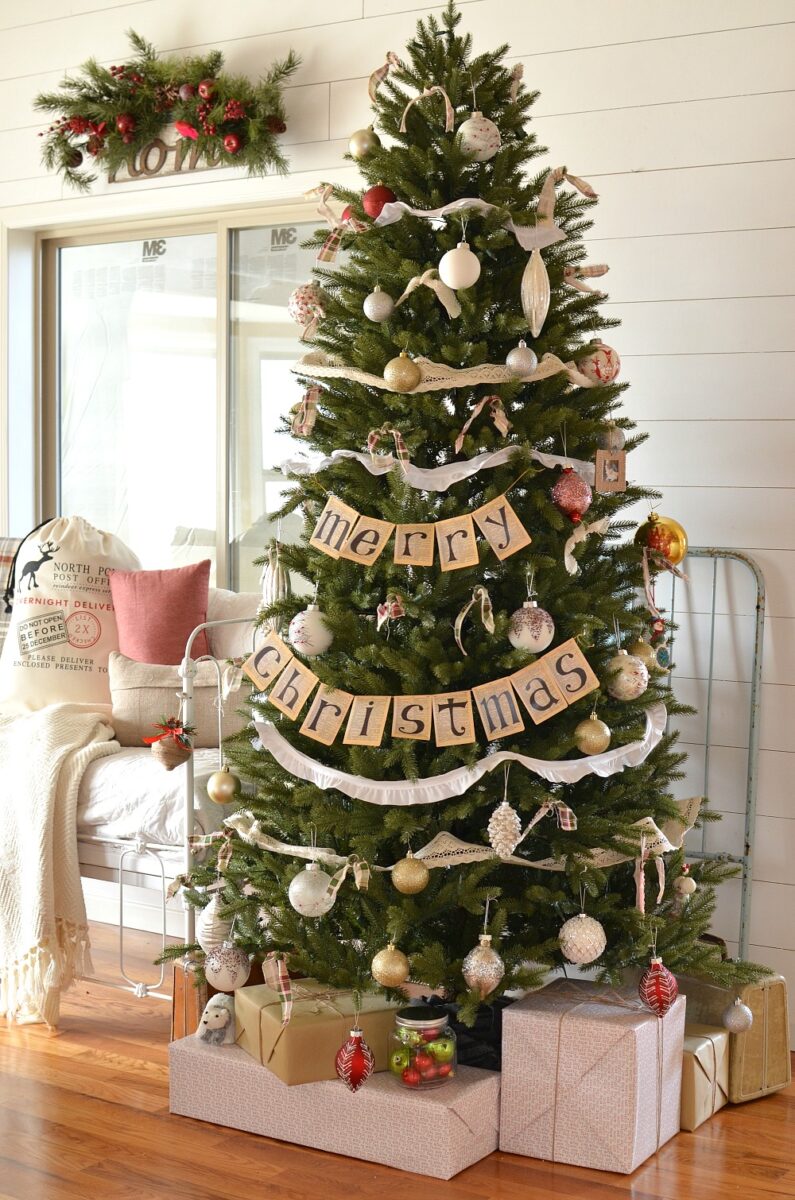 40+ Stunning Farmhouse Christmas Trees To Emulate In 2022