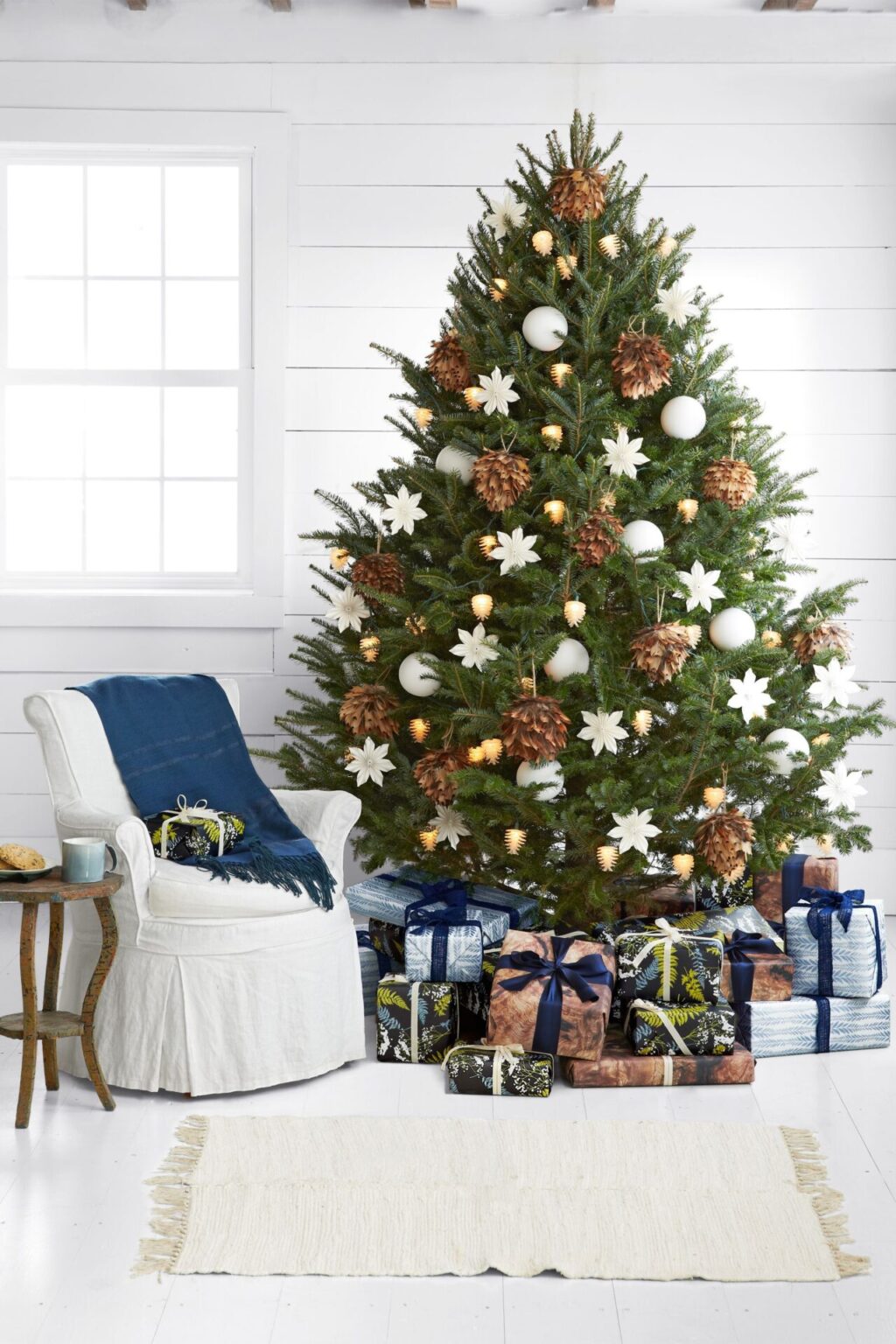 40+ Stunning Farmhouse Christmas Trees To Emulate In 2022